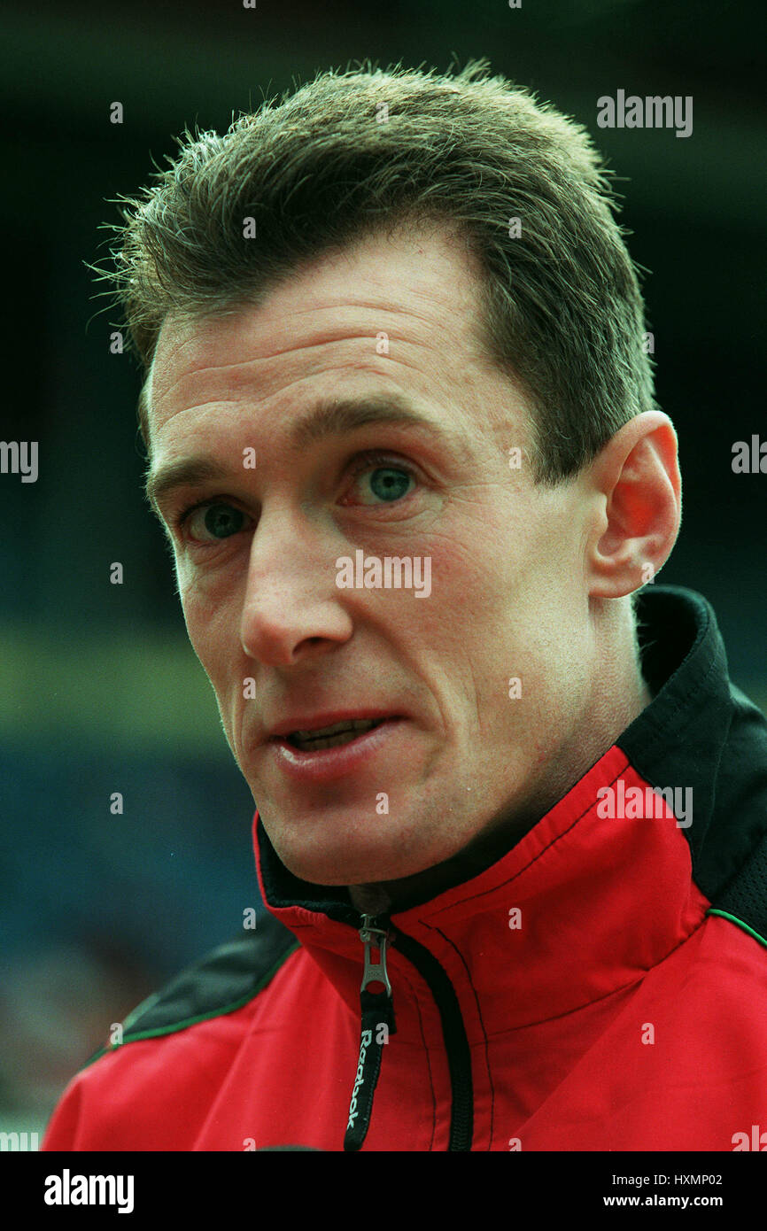 ROBERT HOWLEY WALES & CARDIFF RU 16 November 1998 Stock Photo - Alamy