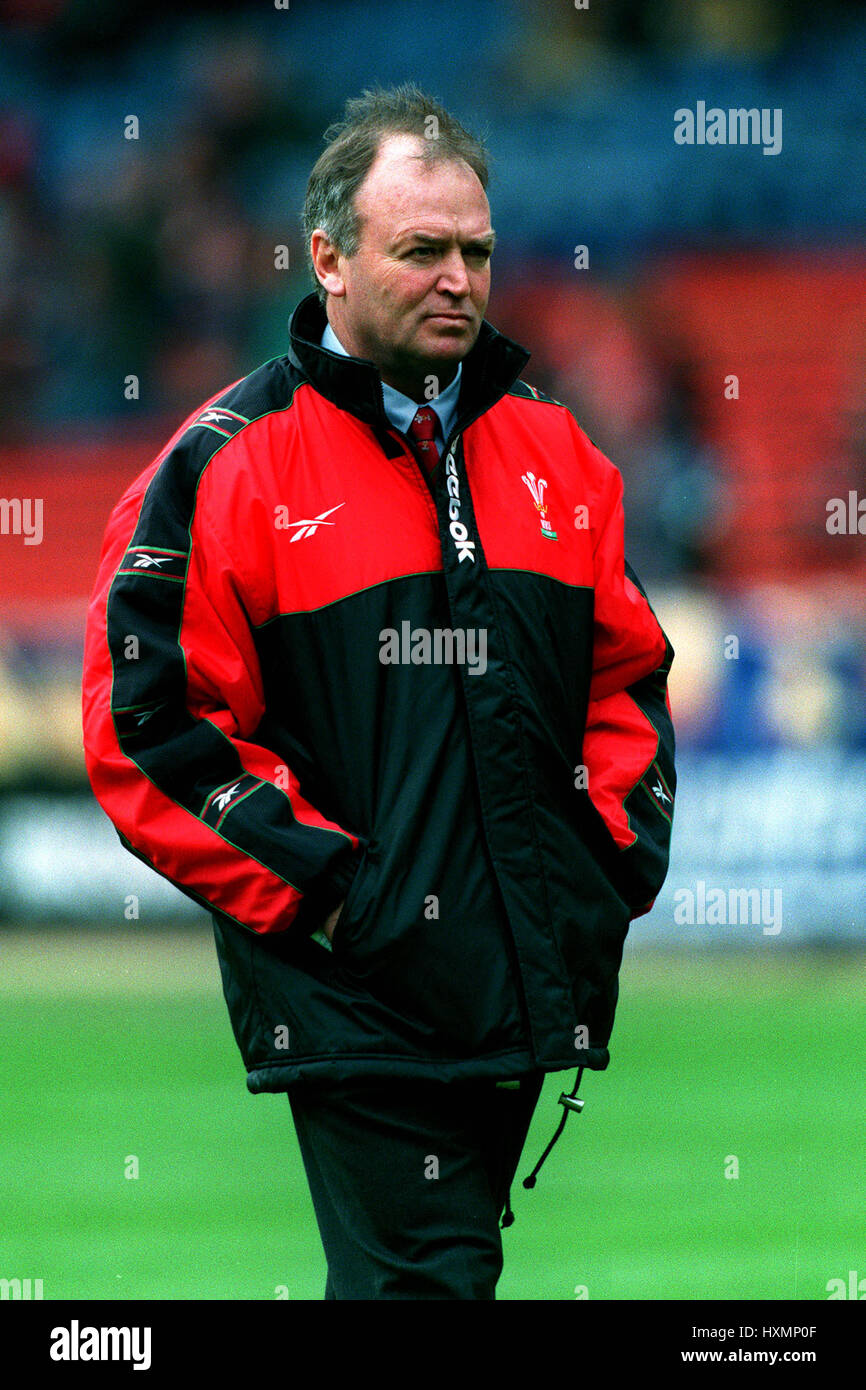 GRAHAM HENRY WALES RU COACH 16 November 1998 Stock Photo - Alamy