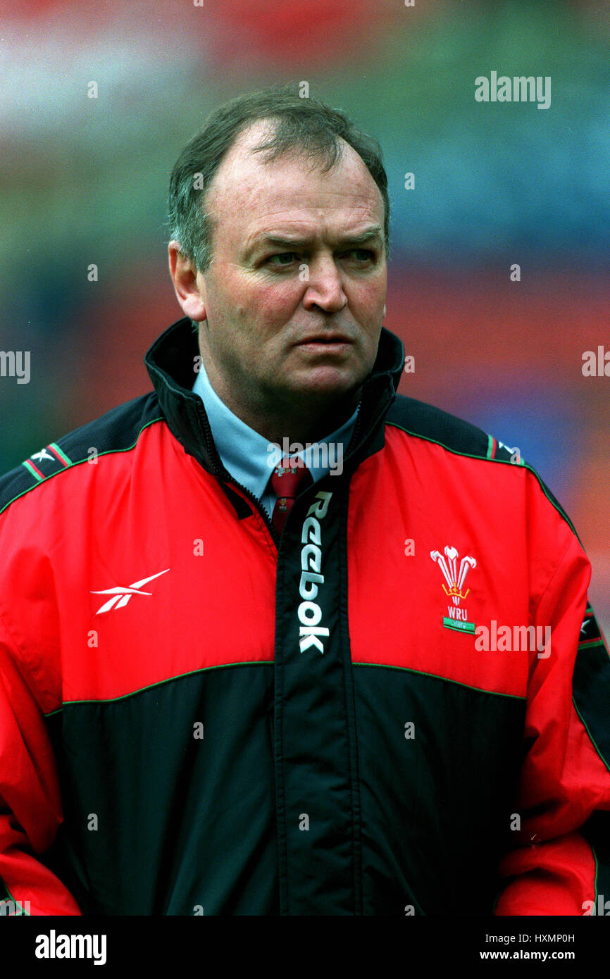 GRAHAM HENRY WALES RU COACH 16 November 1998 Stock Photo - Alamy