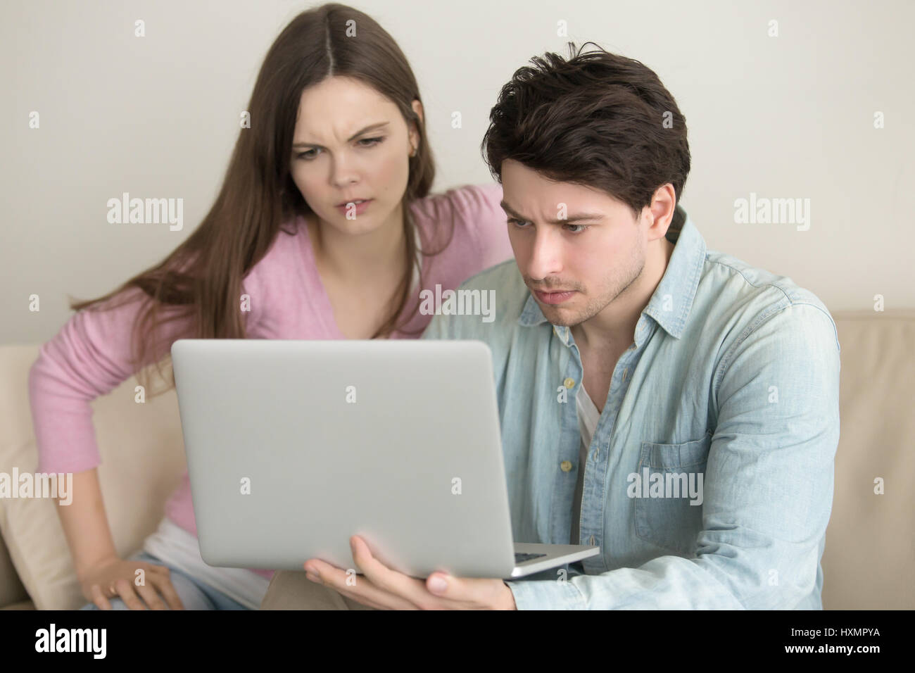 Woman having problems computer hi-res stock photography and images - Alamy