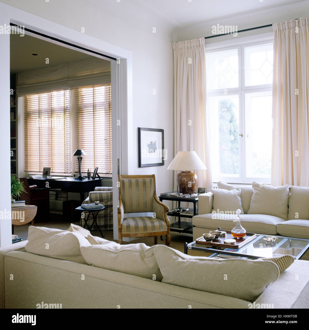 Contemporary living room Stock Photo - Alamy