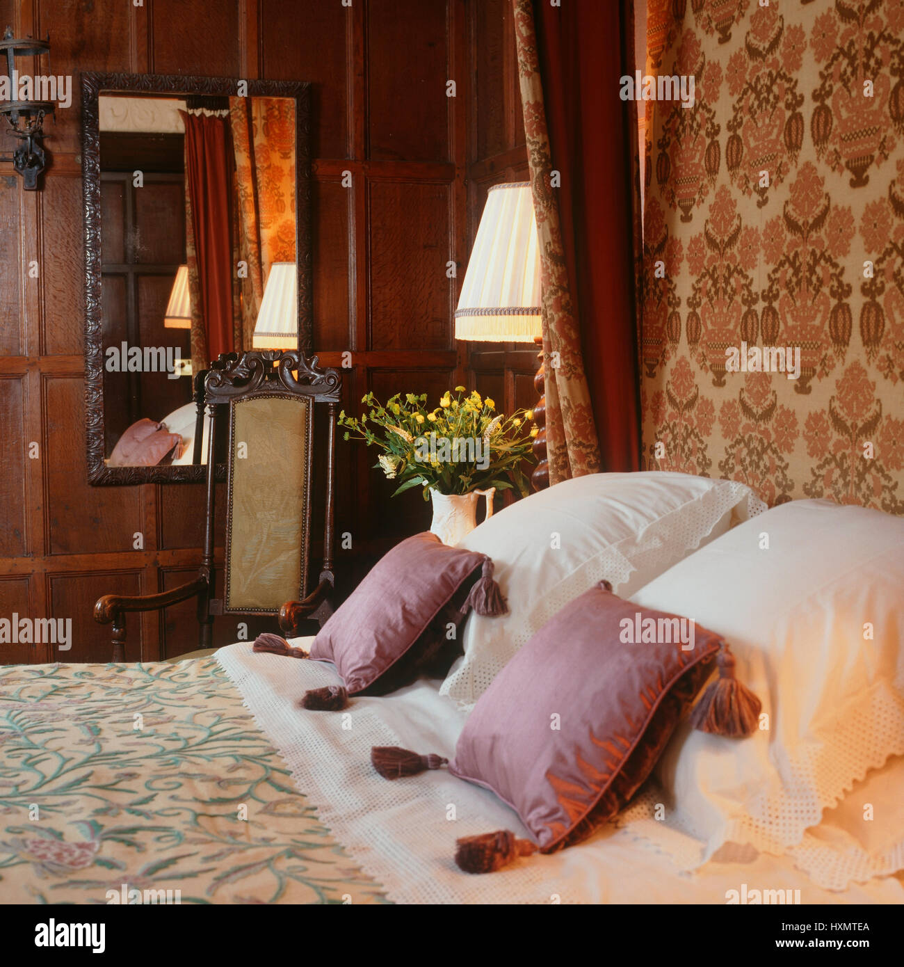 Victorian style bedroom Stock Photo - Alamy