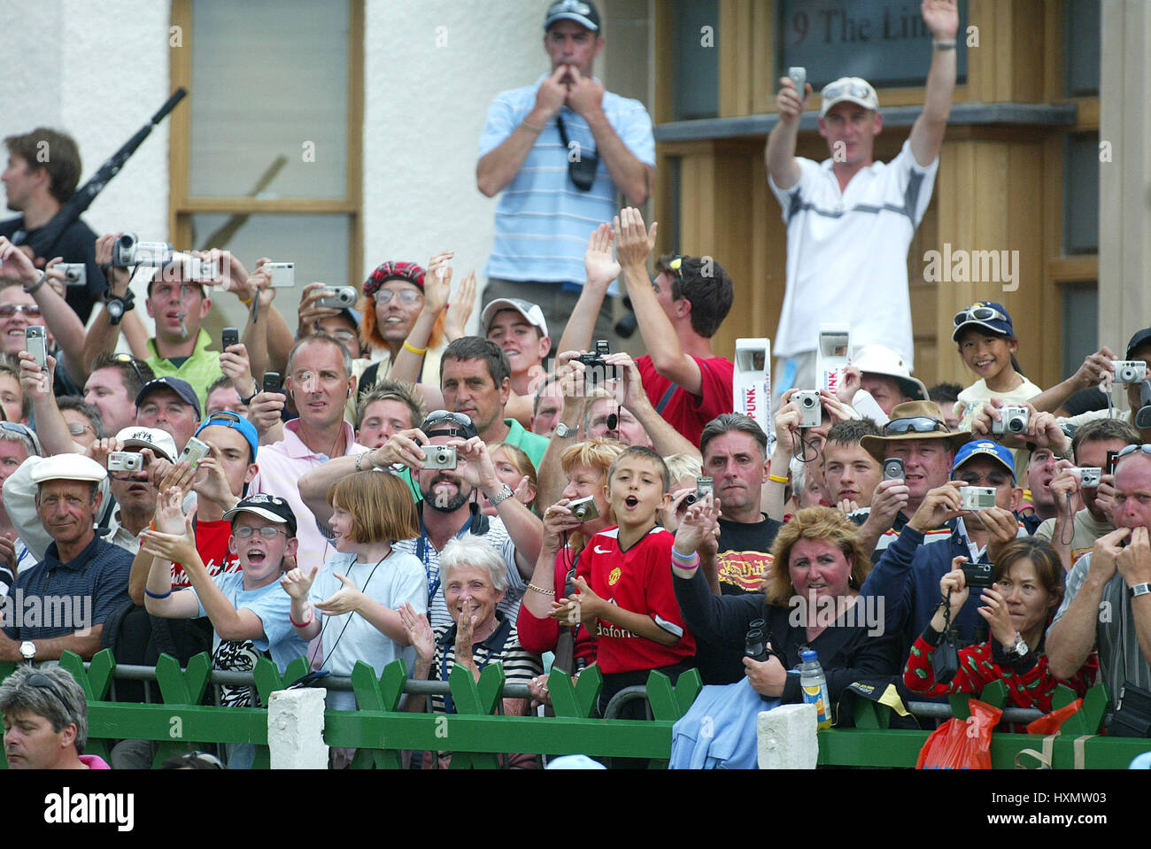 SPECTATORS CELEBRATING THE OPEN 2005 ST ANDREWS ST.ANDREWS SCOTLAND 17 ...