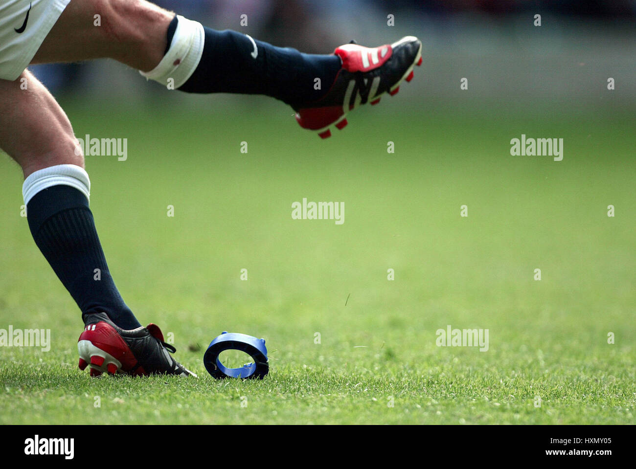 THE KICK RUGBY PLAYER KICKS BALL TWICKENHAM LONDON 25 May 2003 Stock ...