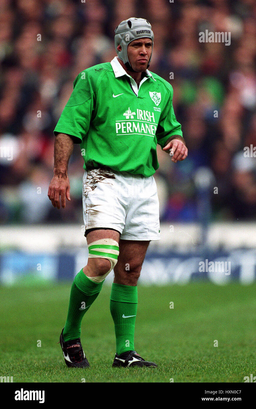 MIKE MULLINS IRELAND & YOUNG MUNSTER RU 05 February 2000 Stock Photo ...