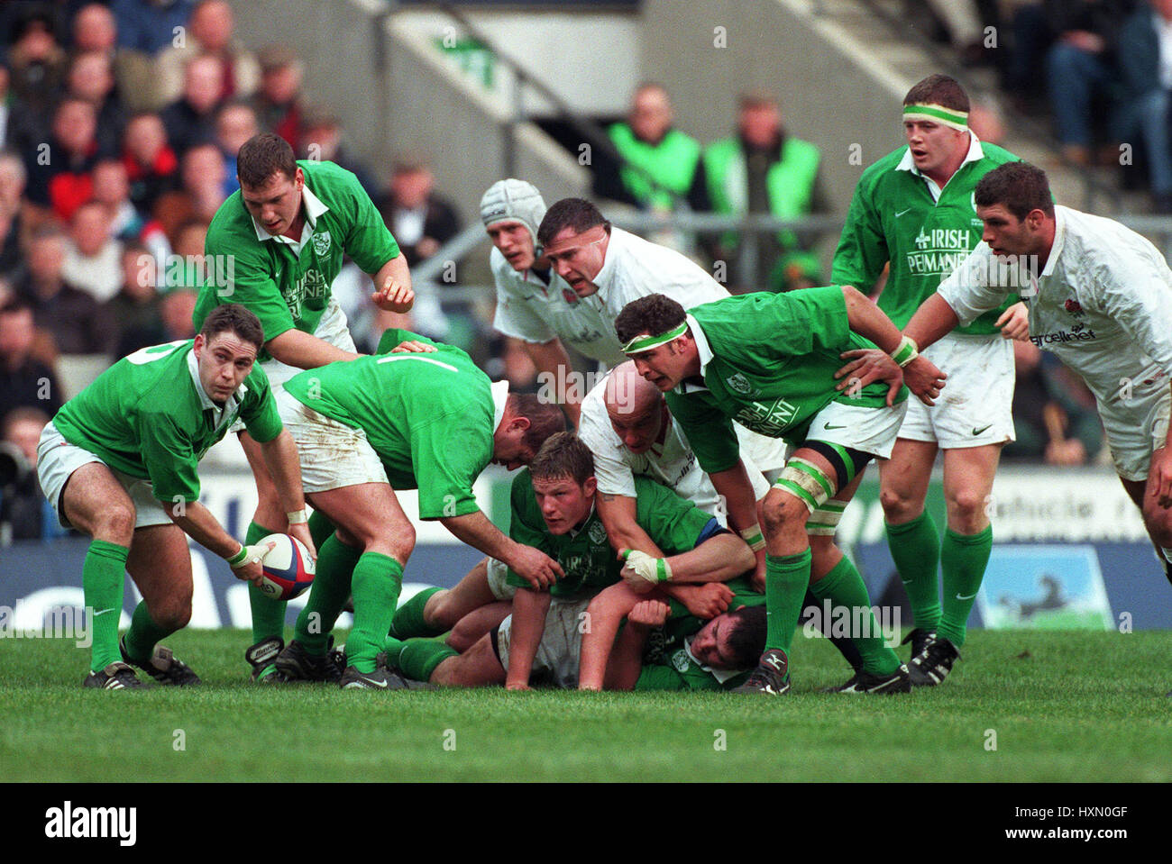 TOM TIERNEY GETS BALL OUT ENGLAND V IRELAND RU 05 February 2000 Stock ...