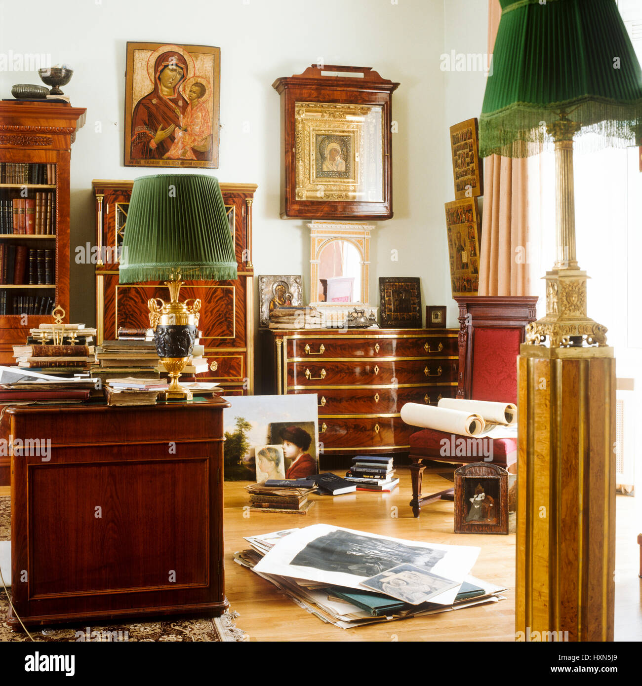 Old fashioned office interior hi-res stock photography and images - Alamy