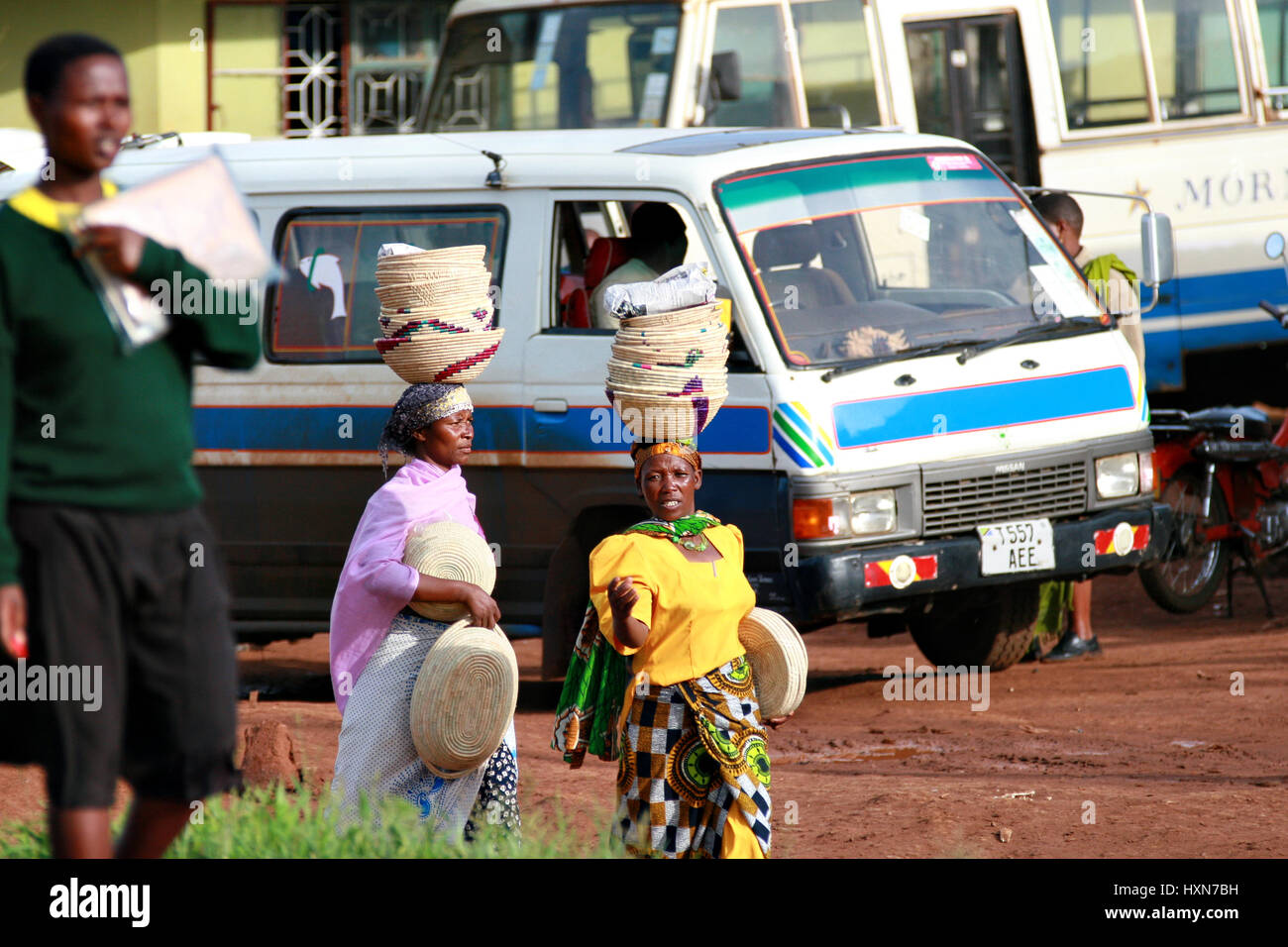 Women carrying things on head hi-res stock photography and images - Alamy