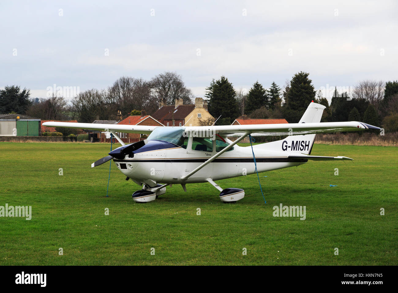 Cessna 182r skylane hi-res stock photography and images - Alamy