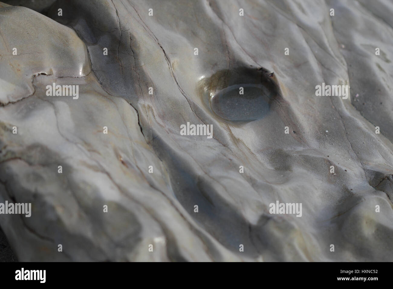 Rock with natural pattern at the beach Stock Photo - Alamy