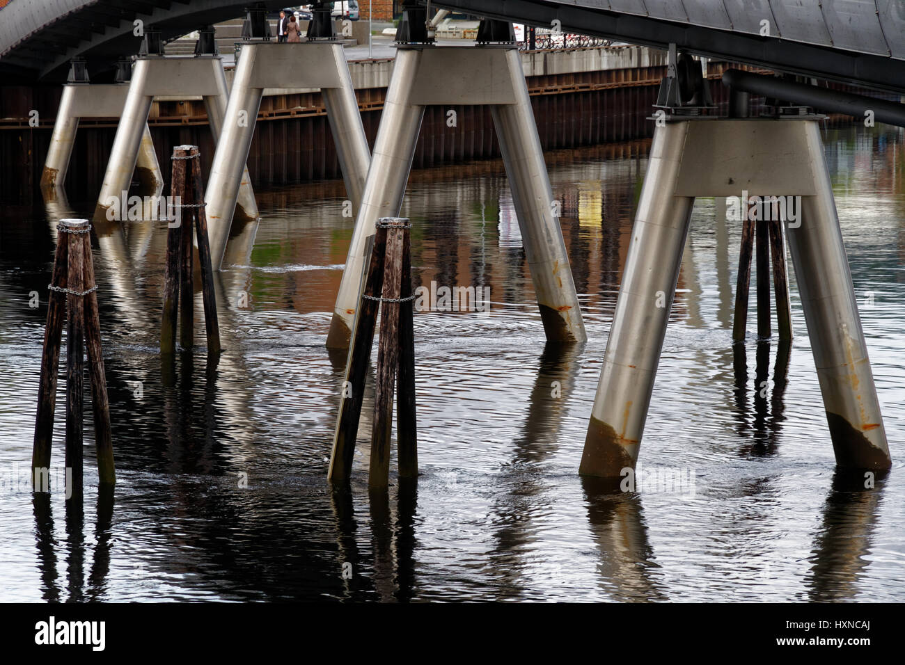 Bridge pillars hi-res stock photography and images - Alamy