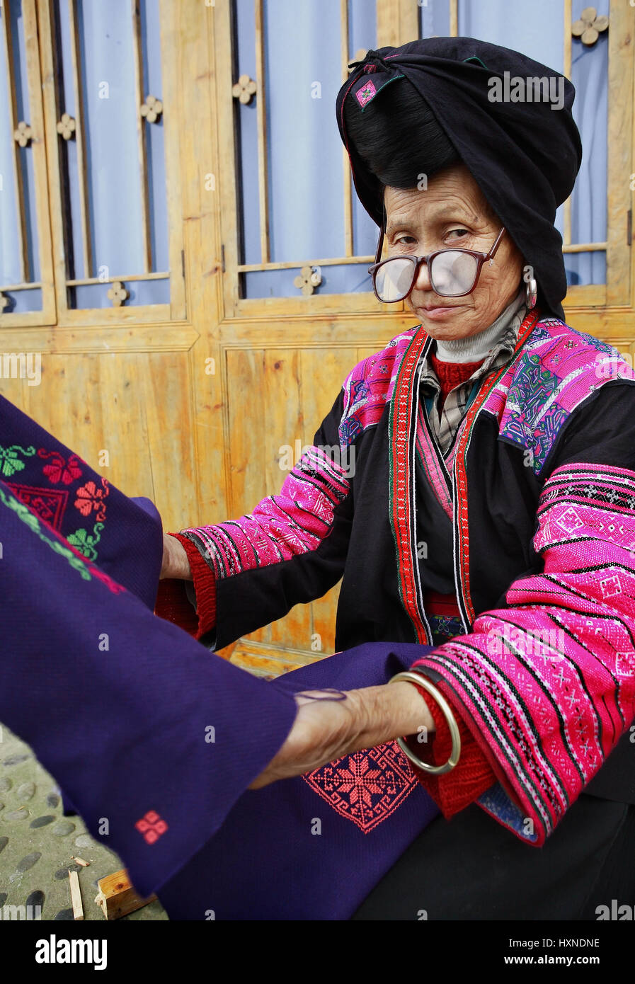 Traditional yao clothes hi-res stock photography and images - Alamy