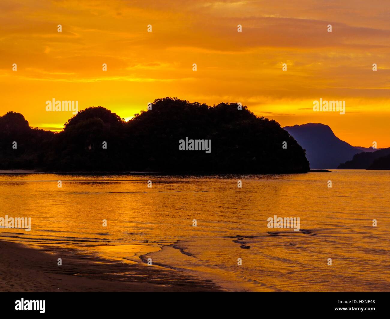 Colorful beach sunset clouds hi-res stock photography and images - Alamy