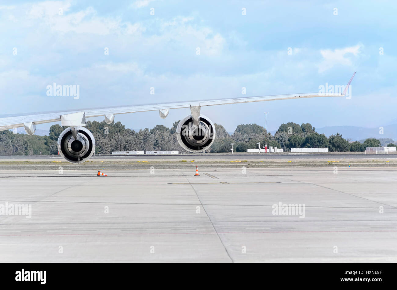 Boeing 747 wing and engines hi-res stock photography and images - Alamy