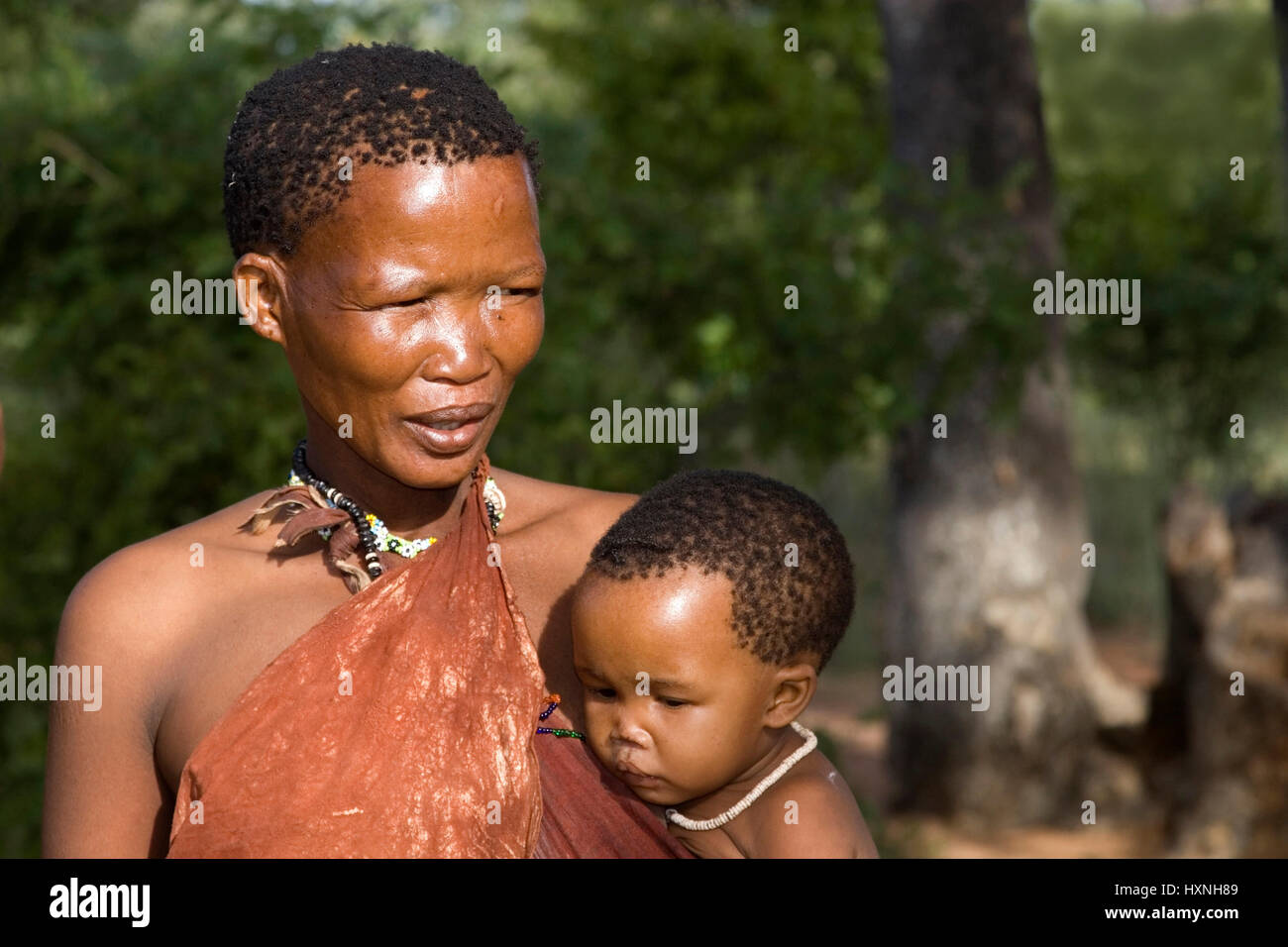 Bushman Fraue with child. Namibia, Buschmann Fraue mit Kind. Namibia ...