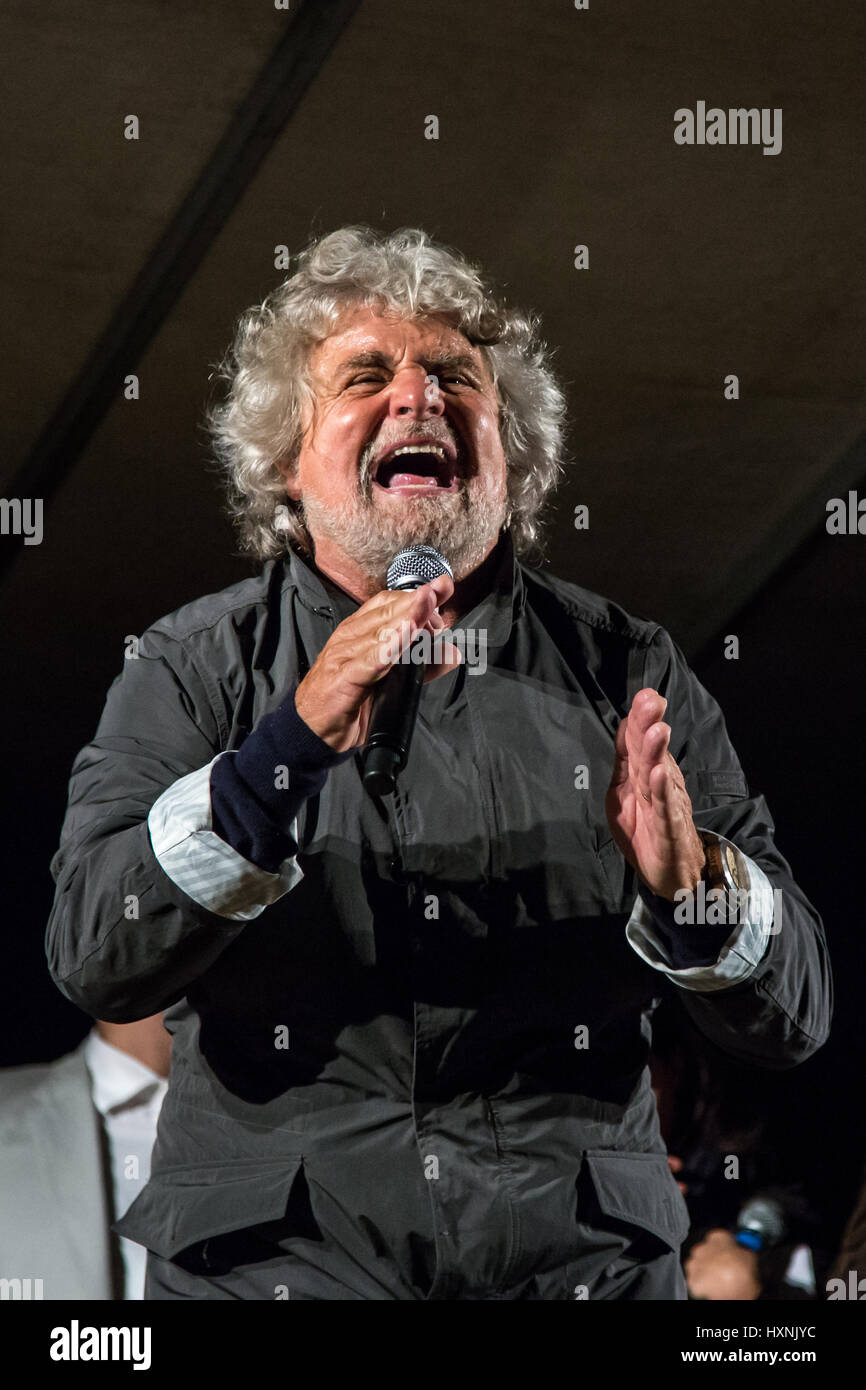 Beppe grillo 5 stelle hi-res stock photography and images - Alamy