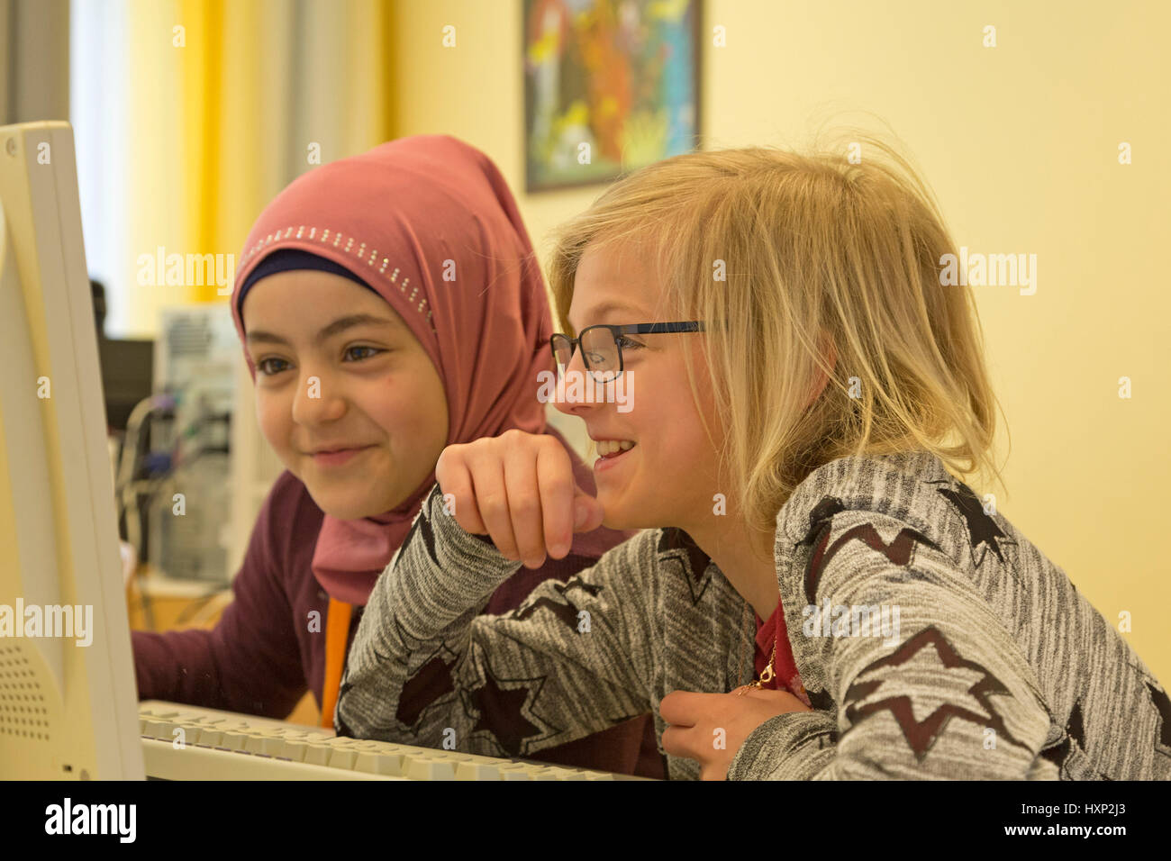 Muslim girls computer hi-res stock photography and images - Alamy