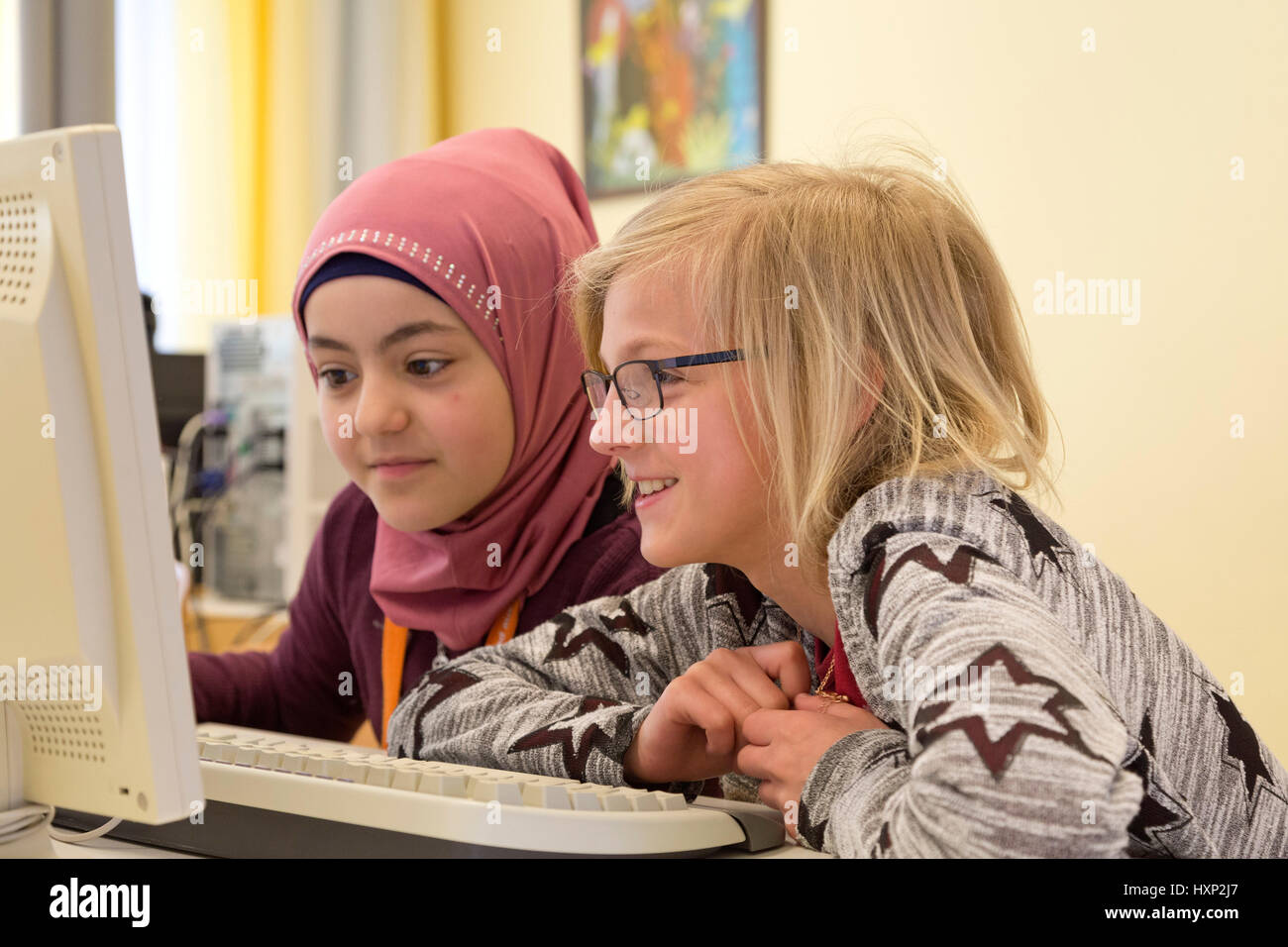 Muslim girls computer hi-res stock photography and images - Alamy