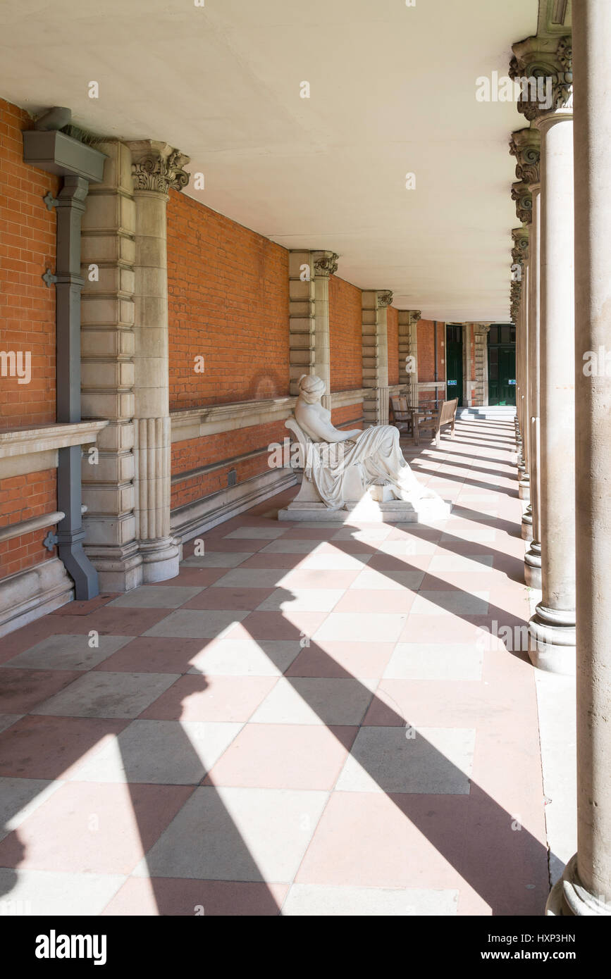 Quadrangle statue hi-res stock photography and images - Alamy
