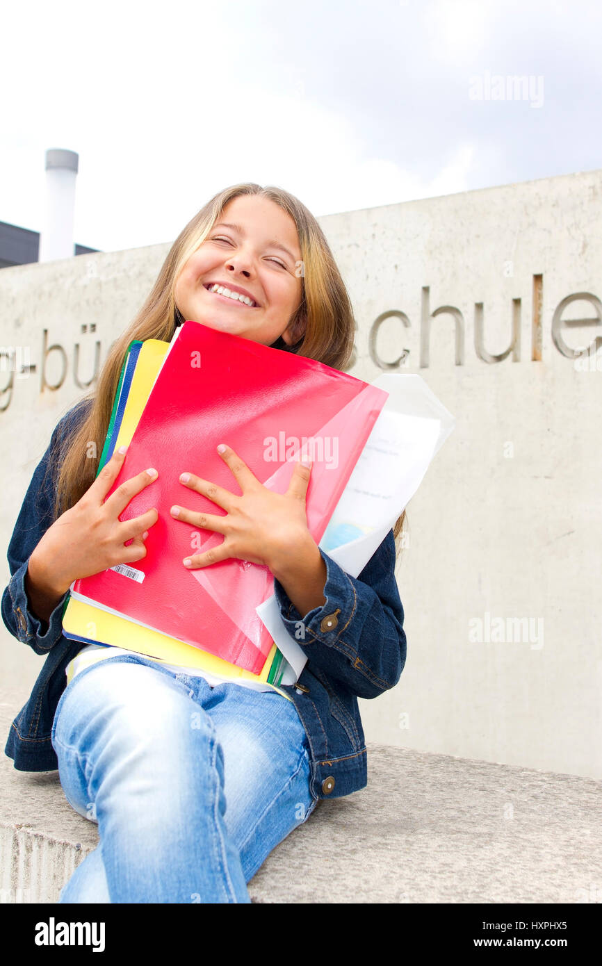 Girl is glad about the school, Mädchen freut sich auf die Schule Stock ...