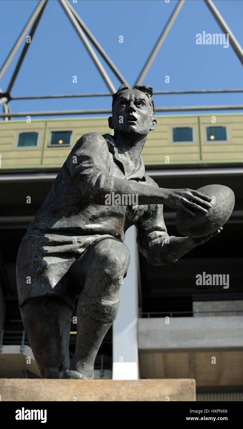 TWICKENHAM STATUE TWICKENHAM STADIUM TWICKENHAM STADIUM TWICKENHAM ...