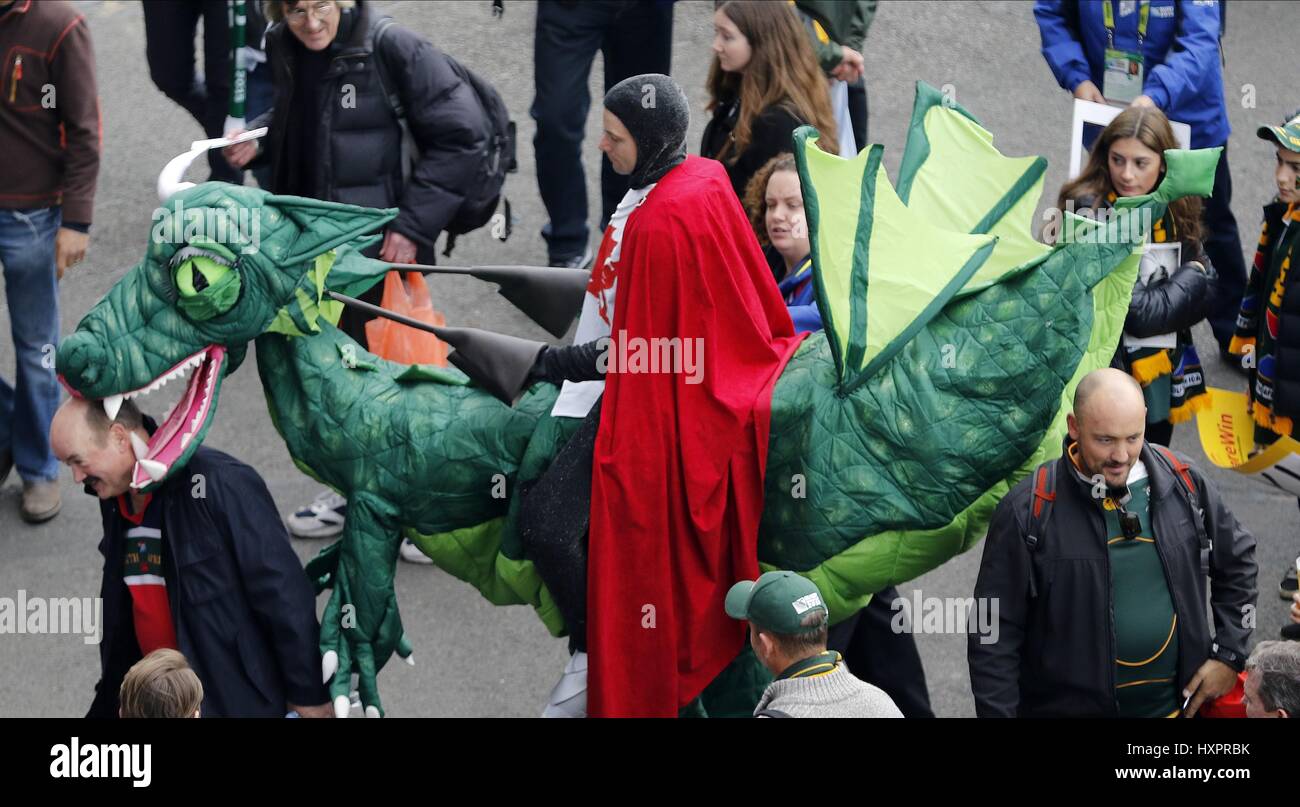 Welsh rugby dragon hi-res stock photography and images - Alamy