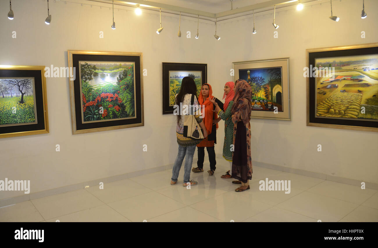 Lahore, Pakistan. 30th Mar, 2017. Pakistani visitors are viewing the ...
