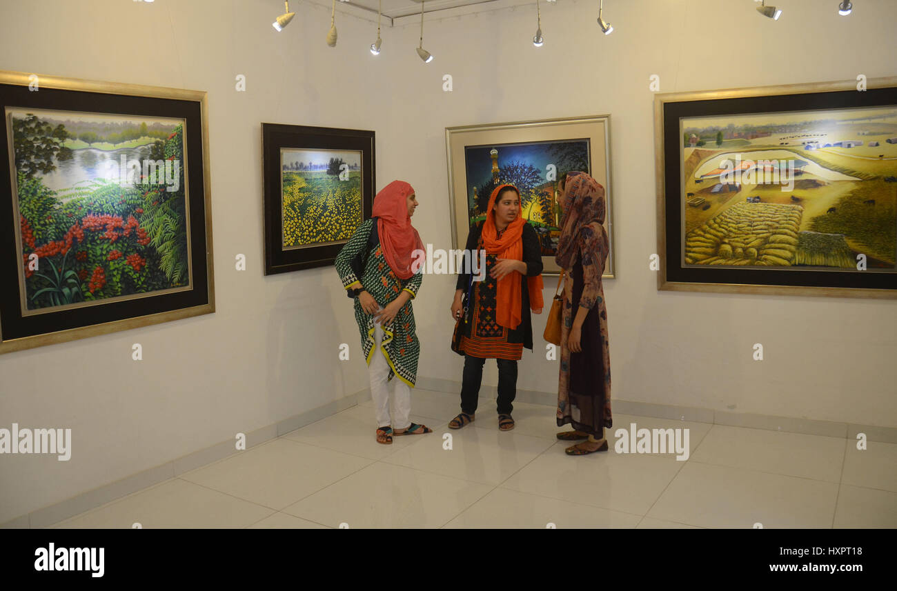 Lahore, Pakistan. 30th Mar, 2017. Pakistani visitors are viewing the ...