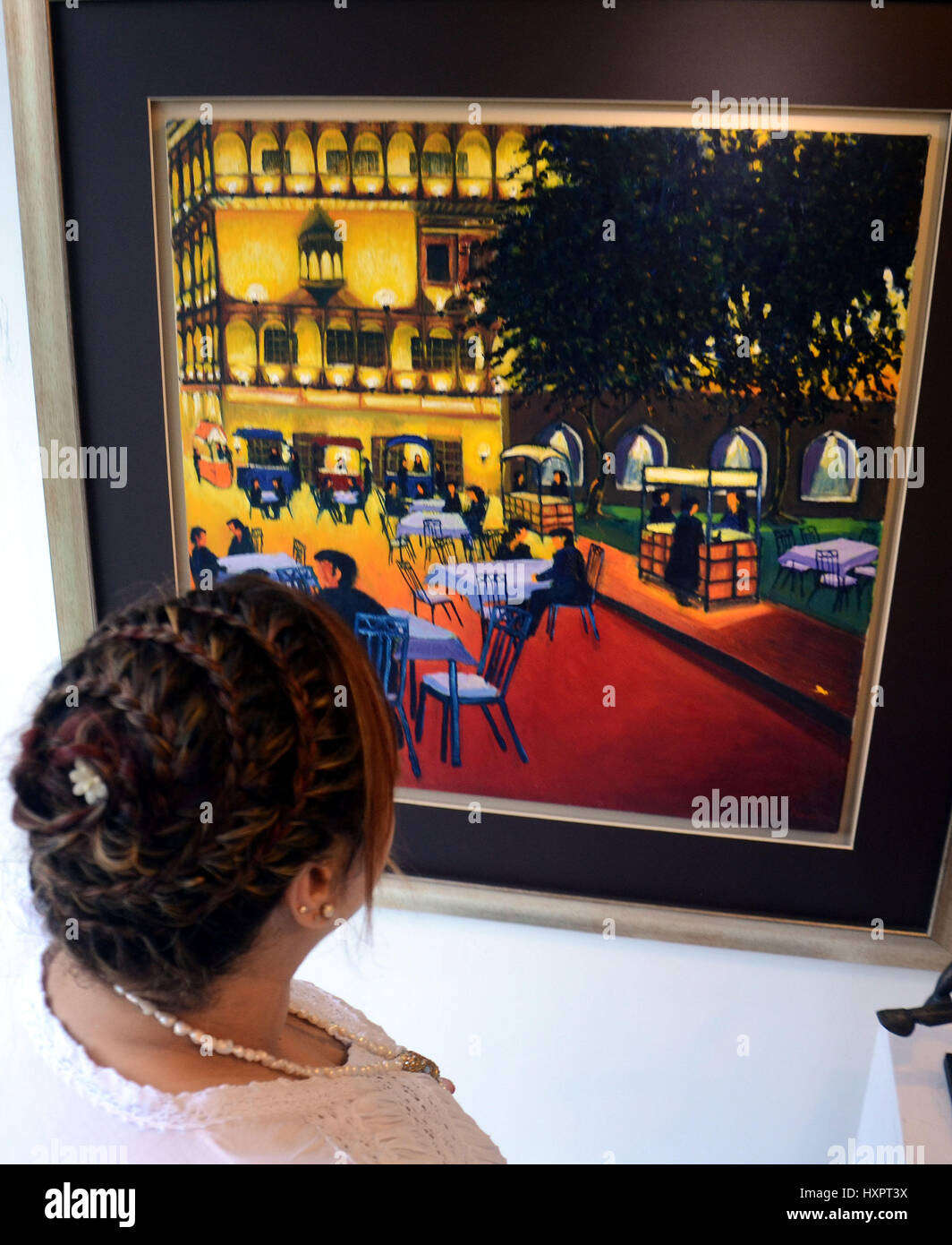 Lahore, Pakistan. 30th Mar, 2017. Pakistani visitors are viewing the ...