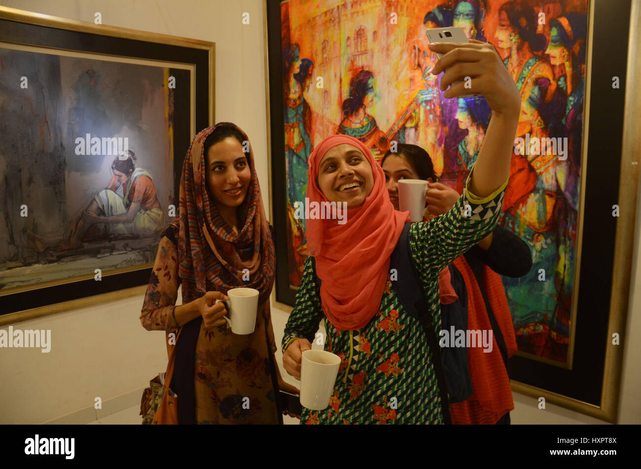 Lahore, Pakistan. 30th Mar, 2017. Pakistani visitors are viewing the ...