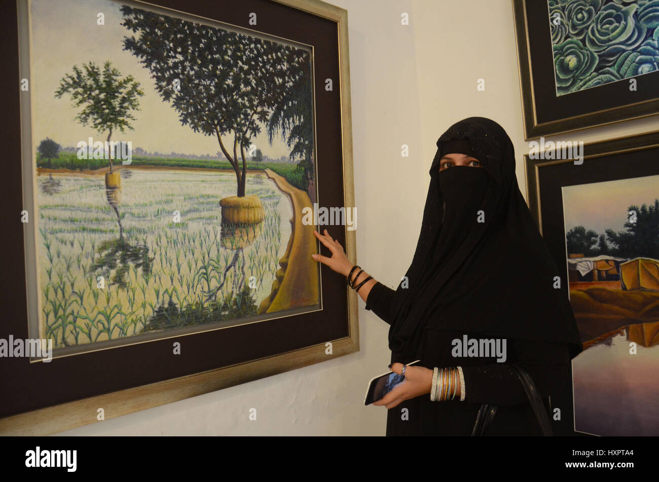 Lahore, Pakistan. 30th Mar, 2017. Pakistani visitors are viewing the ...