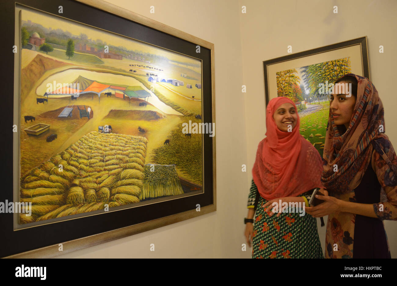 Lahore, Pakistan. 30th Mar, 2017. Pakistani visitors are viewing the ...