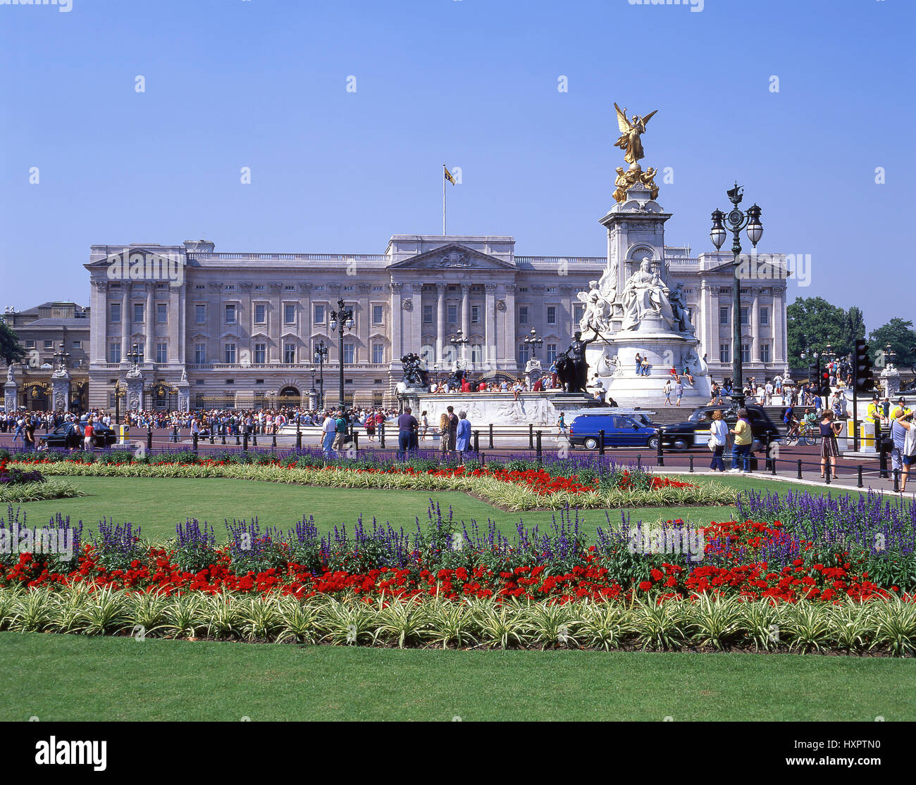 Buckingham Palace and Victoria Memorial, The Mall, City of Westminster, Greater London, England ...