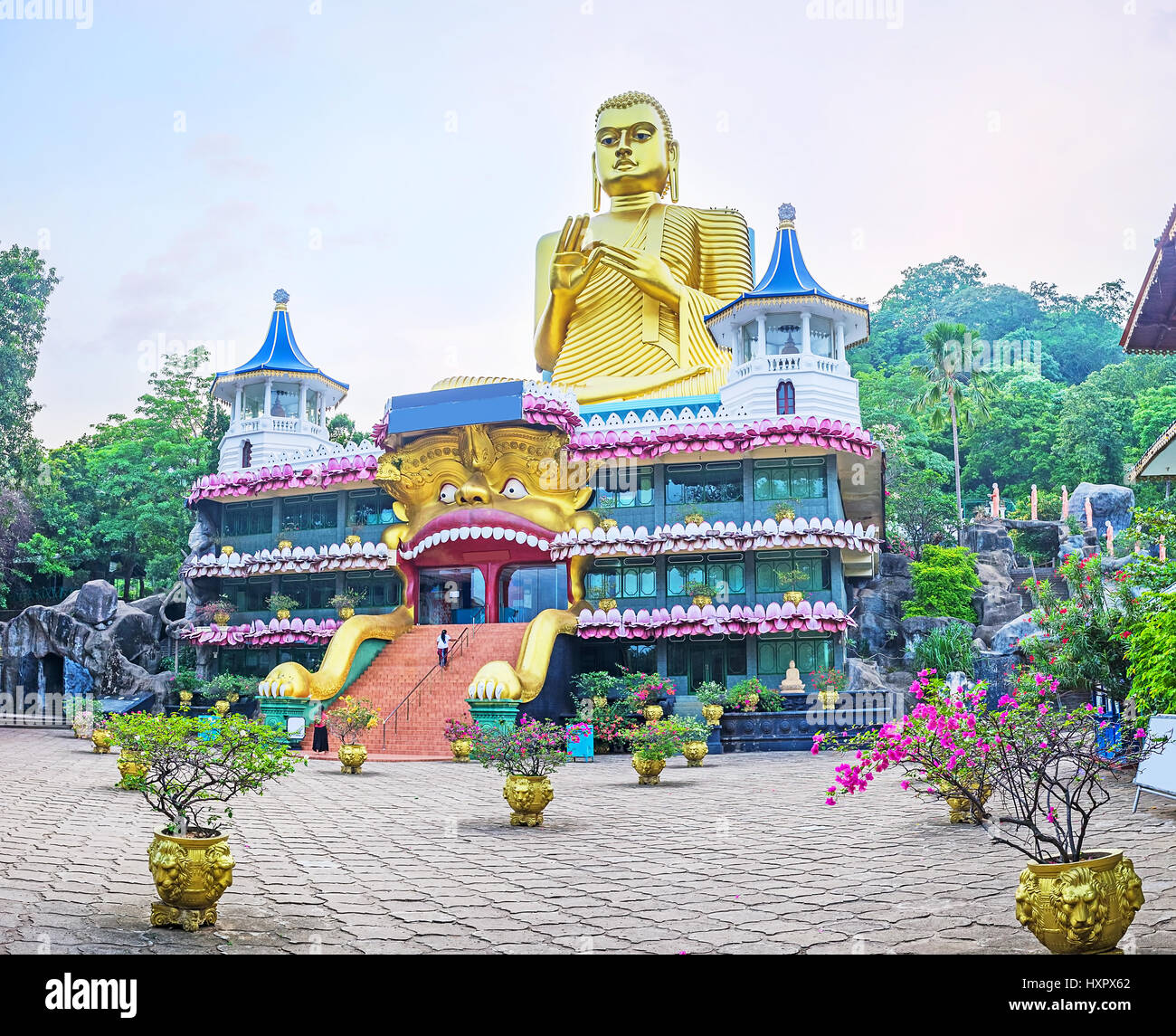 Rangiri dambulla rajamaha viharaya hi-res stock photography and images ...