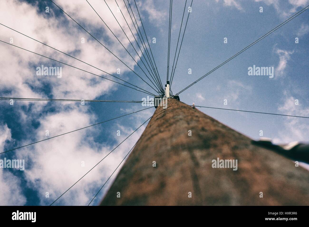 Lamp post. A lamp post with electrical wire Stock Photo - Alamy