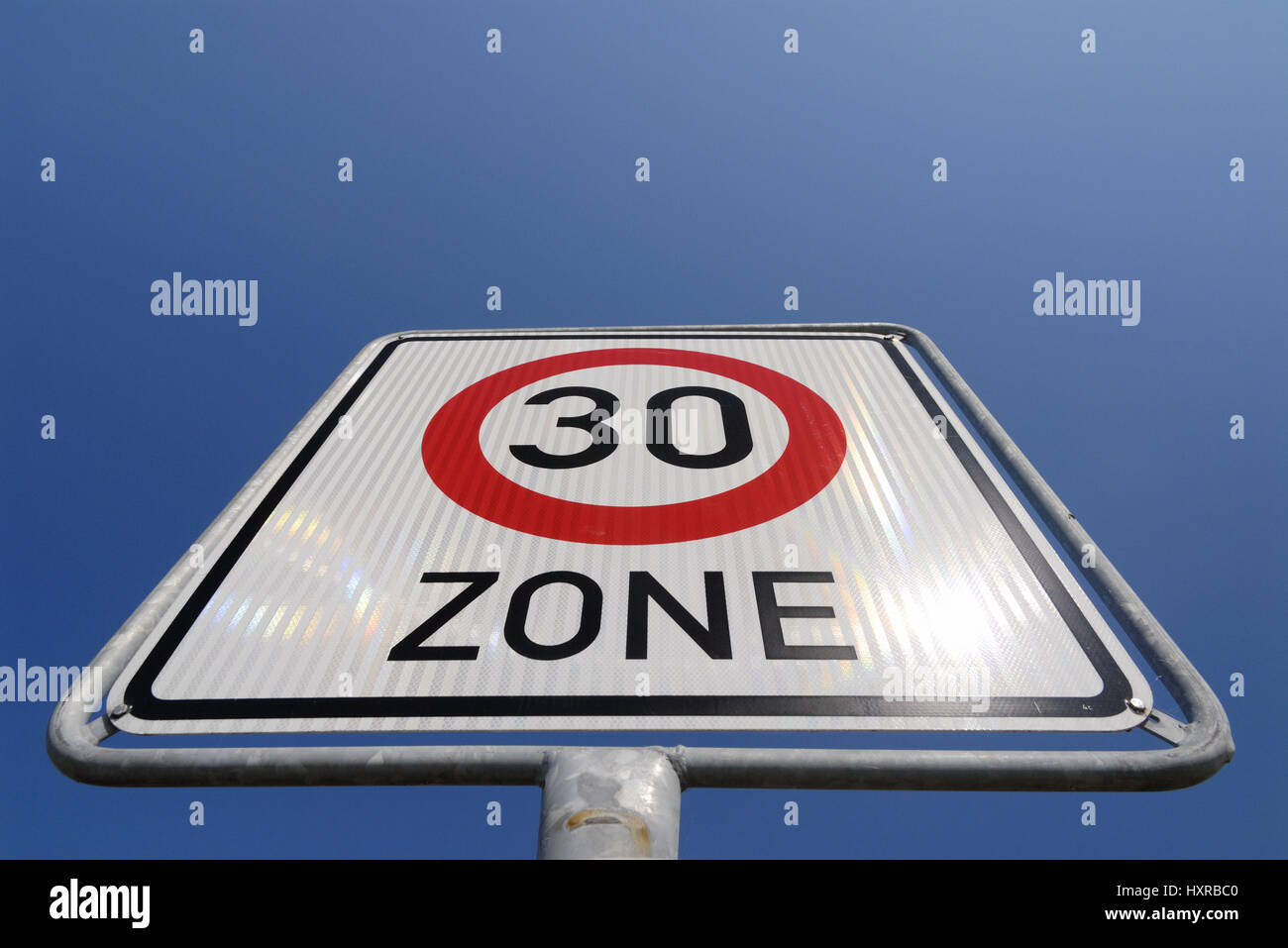 30 zone schild hi-res stock photography and images - Alamy