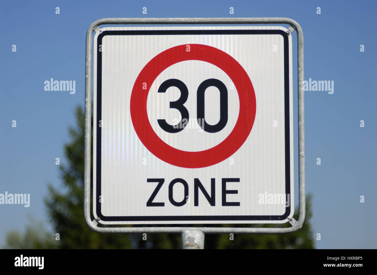 30 zone schild hi-res stock photography and images - Alamy