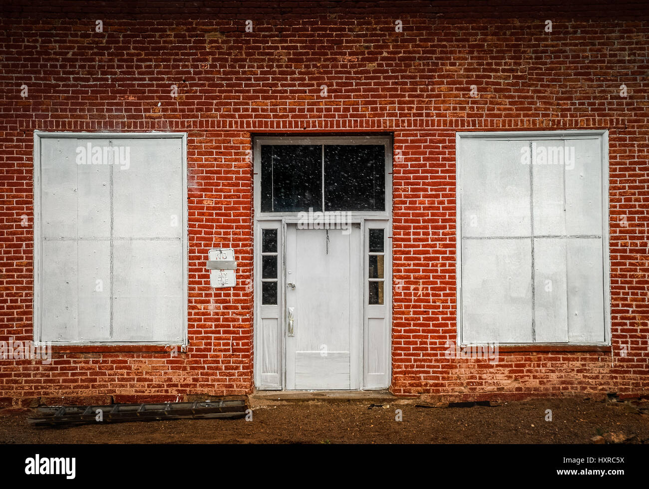 Closed and abandoned store front Stock Photo - Alamy