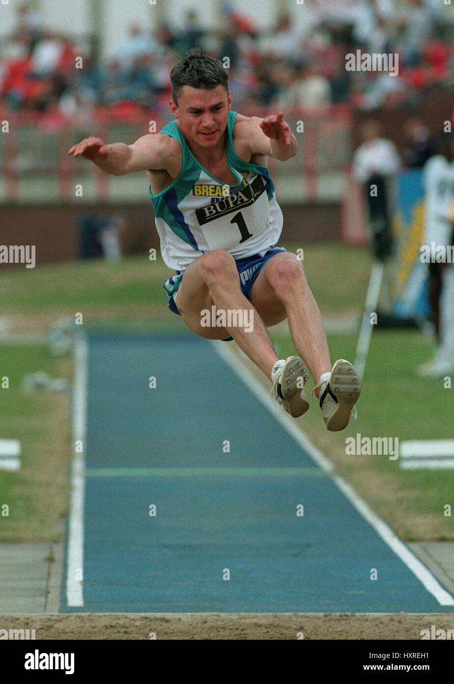 JONATHAN EDWARDS TRIPLE JUMP 03 July 1995 Stock Photo - Alamy