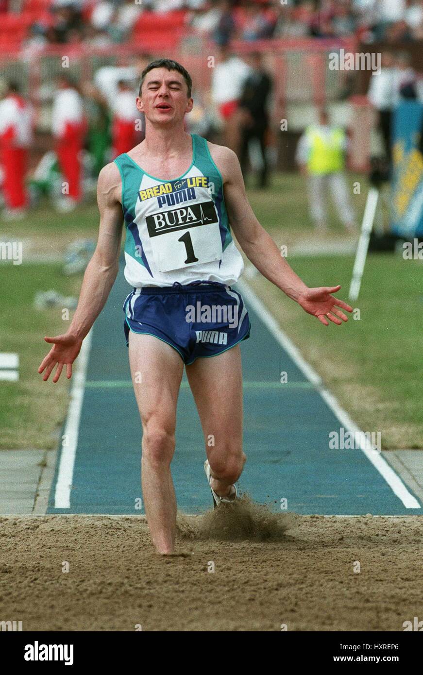 JONATHAN EDWARDS TRIPLE JUMP 01 September 1995 Stock Photo - Alamy
