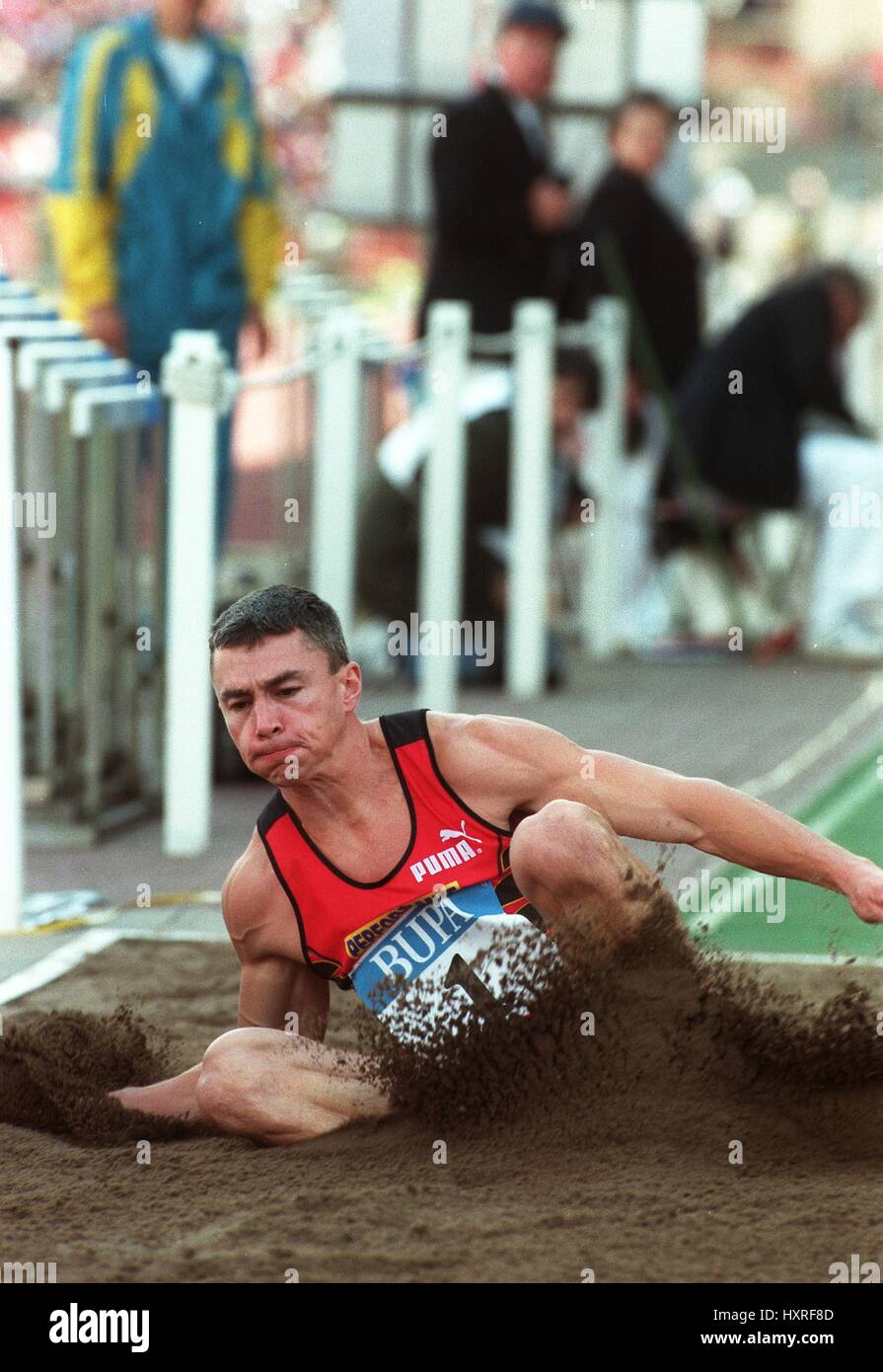 JONATHAN EDWARDS TRIPLE JUMP 02 July 1996 Stock Photo - Alamy