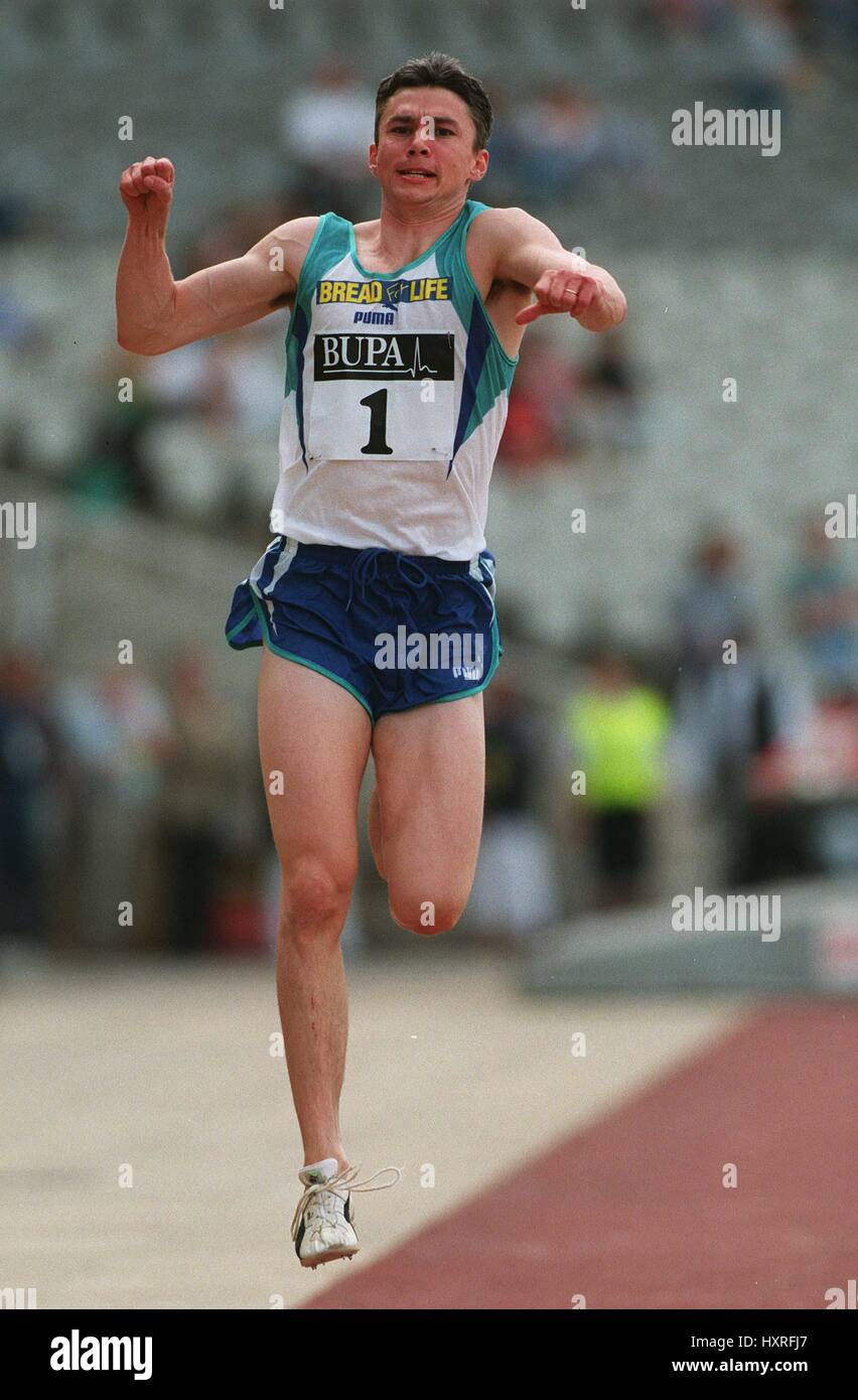 JONATHAN EDWARDS TRIPLE JUMP 18 April 1996 Stock Photo - Alamy
