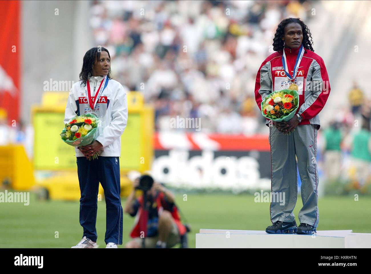 KELLY HOLMES & MARIA MUTOLA 800 METRES 27 August 2003 Stock Photo - Alamy