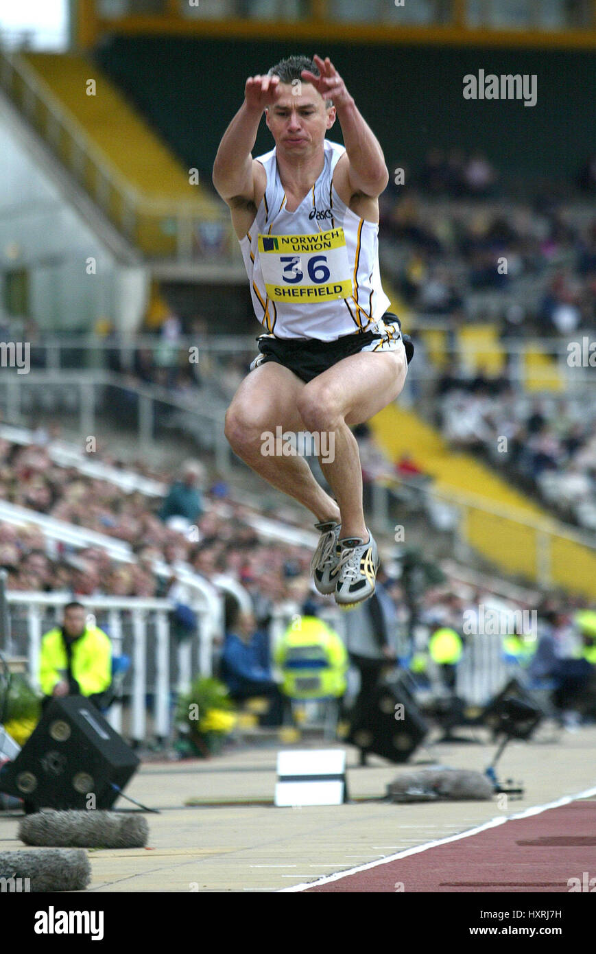 JONATHAN EDWARDS TRIPLE JUMP DON VALLEY STADIUM SHEFFIELD 30 June 2002 ...