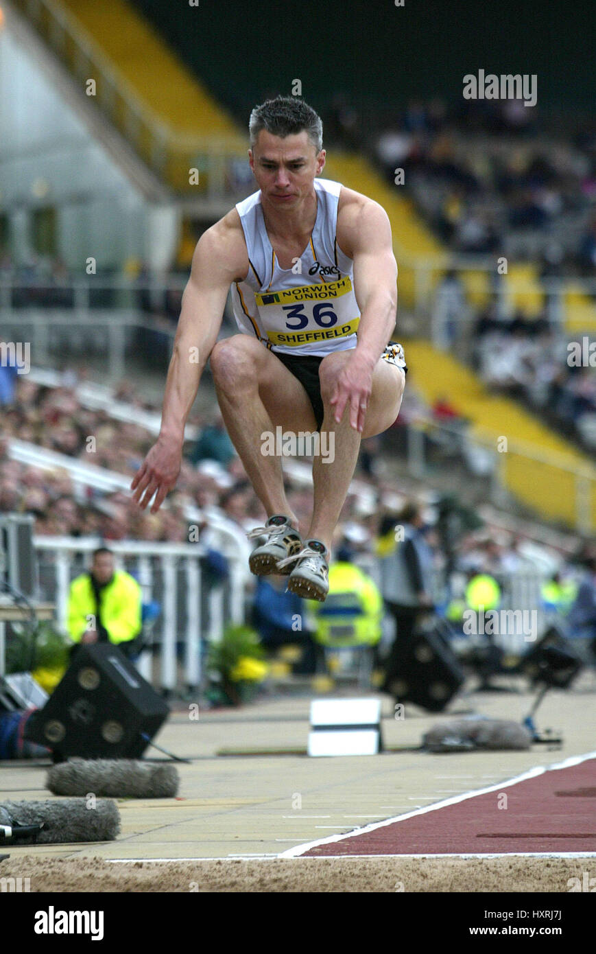 JONATHAN EDWARDS TRIPLE JUMP DON VALLEY STADIUM SHEFFIELD 30 June 2002 ...