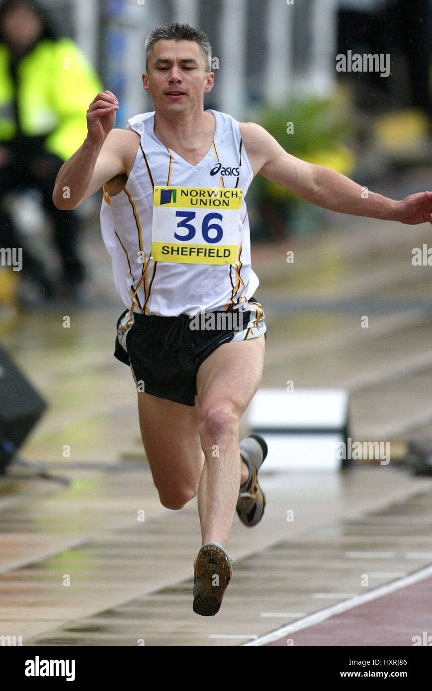 JONATHAN EDWARDS TRIPLE JUMP DON VALLEY STADIUM SHEFFIELD 30 June 2002 ...