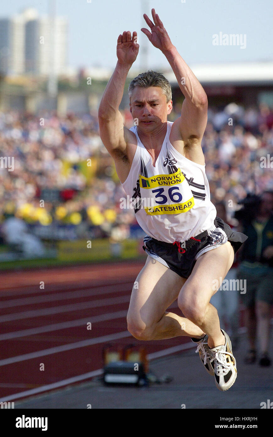 JONATHAN EDWARDS TRIPLE JUMP GATESHEAD ENGLAND 13 July 2003 Stock Photo ...
