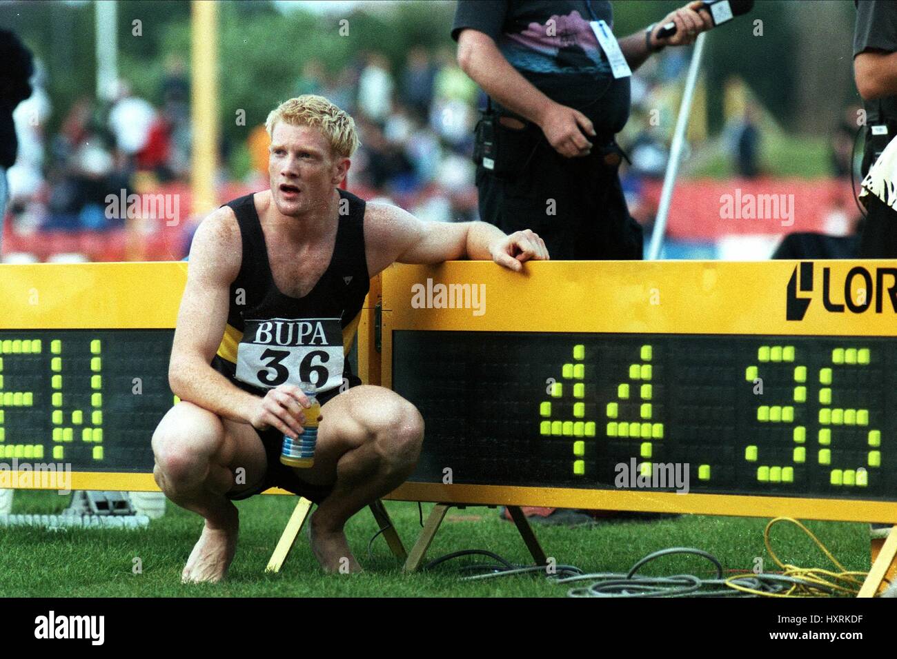 IWAN THOMAS NEW U.K. RECORD 400 METRES. 14 July 1997 Stock Photo - Alamy