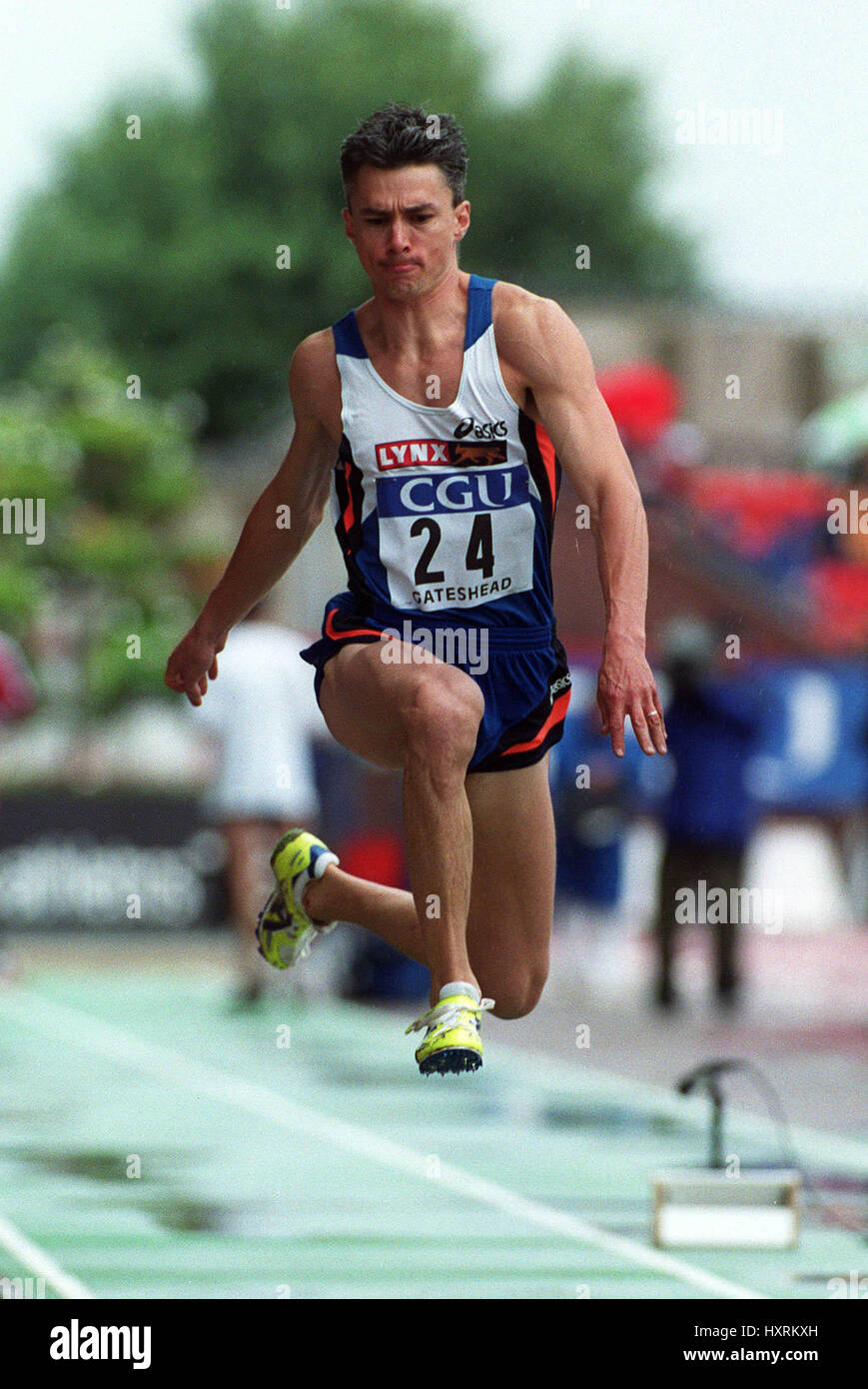 JONATHAN EDWARDS TRIPLE JUMP 24 June 1999 Stock Photo - Alamy