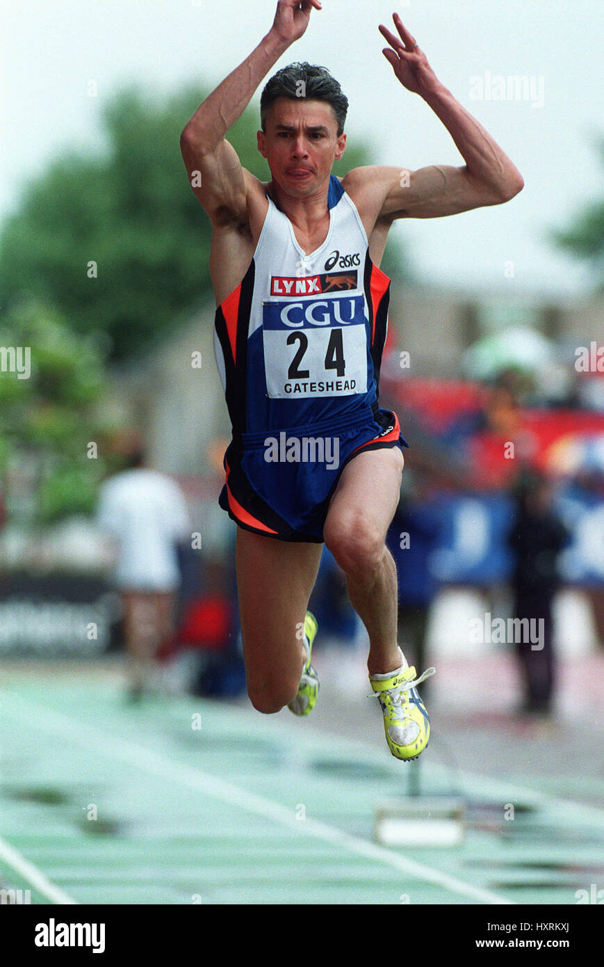 JONATHAN EDWARDS TRIPLE JUMP 24 June 1999 Stock Photo - Alamy